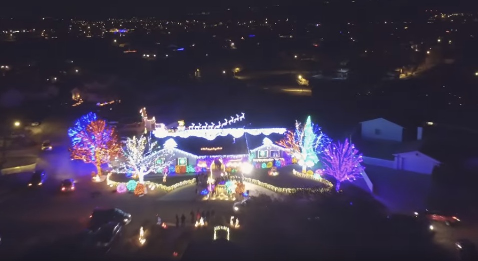 Christmas Carol Flash Mob With Five Strings – Latter-day Soprano